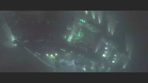 豪华游轮在海上举行新年派对,却碰到海啸,在海啸的面前太渺小了