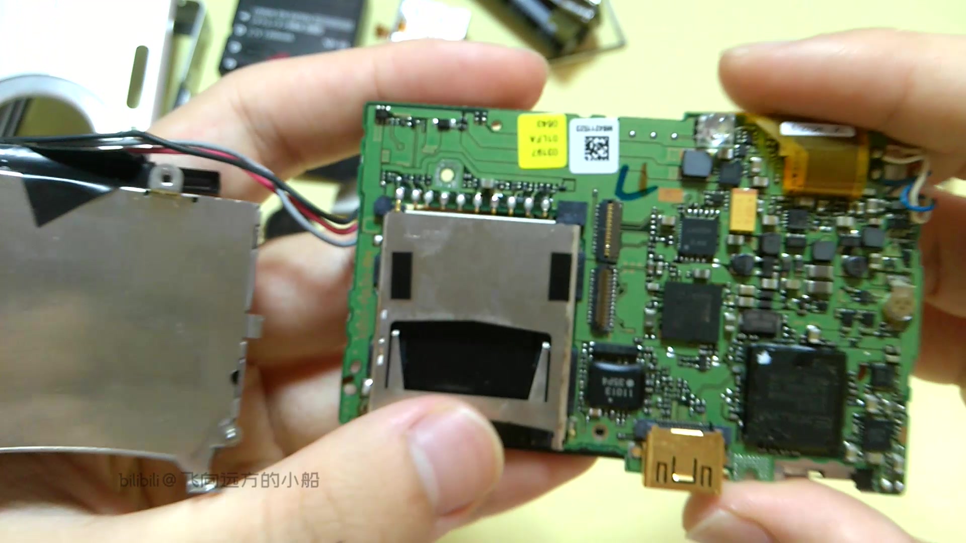 拆一台卡西欧相机,却被闪光灯电容电到?