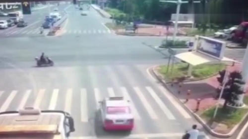 监控:汽车连撞2辆电瓶车,都说是电瓶车的责任,你同意吗?