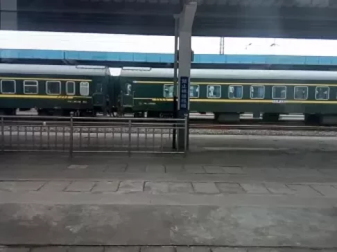 k206次列车(成都~青岛)汝州站发车!