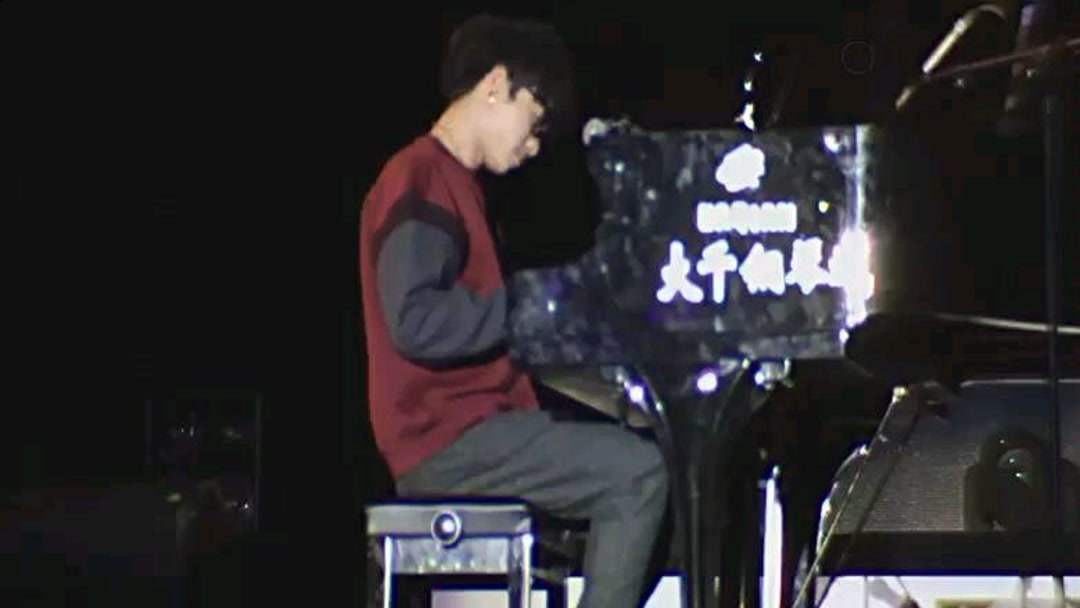 华晨宇 现场弹唱《失恋是首无字歌》(Live@快男全国巡演广州站)无词...