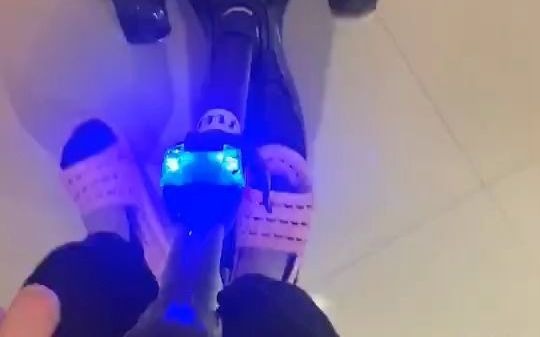 无聊在家玩起儿子的电动车