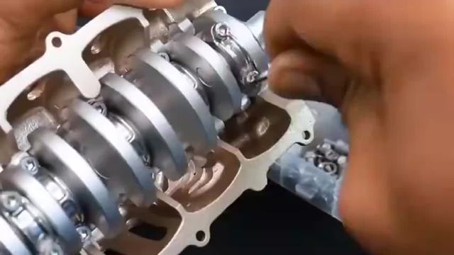 牛人拼装一台四缸发动机模型,麻雀虽小五脏俱全,太精致了