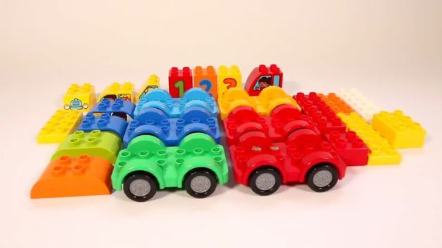 搭建超长彩色积木卡车玩具