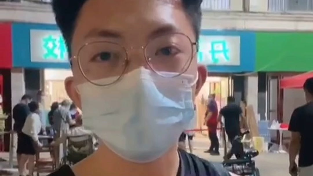 先扫码预约再进行核酸检测,分批分小区分楼栋,让检测效率更高