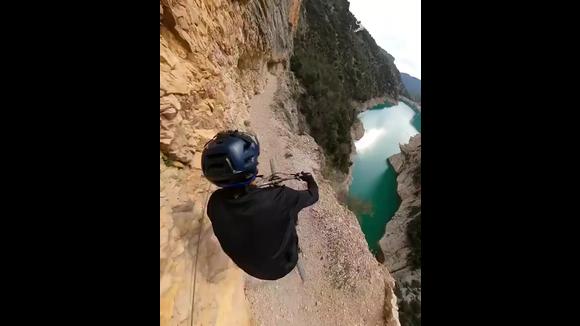 这看着就让人害怕!连步行都要拉着绳索的山路,居然还骑自行车过