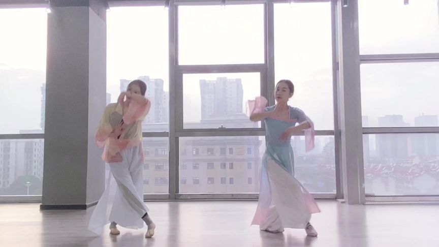 和老师一起翻跳#单色舞蹈 的《探窗》,今天是仙女二人组。