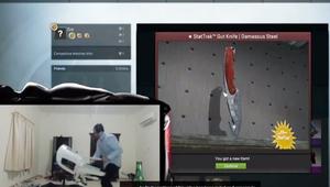 CS:GO国外女玩家开箱子,捡到价值15万元的刀,手舞足蹈砸椅子