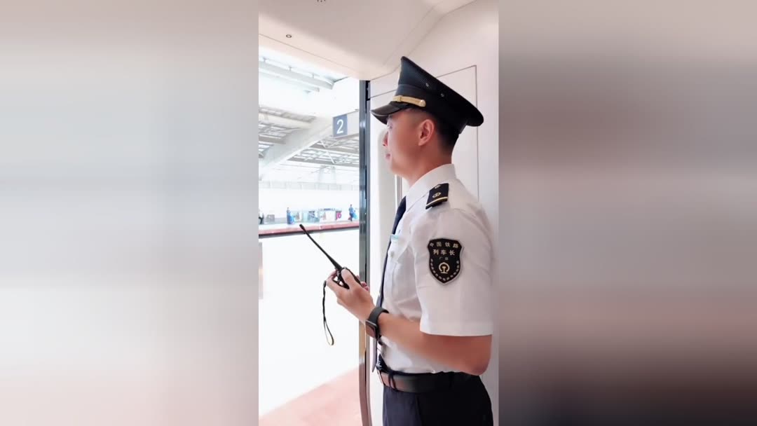 动车组是如何关门的呢?请看…温馨提示:列车关门时,请勿靠近车门!...