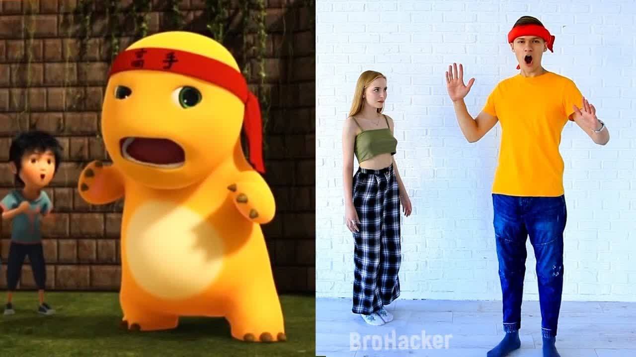 搞笑模仿秀:男孩模仿胖乎乎的黄色恐龙练习武功!