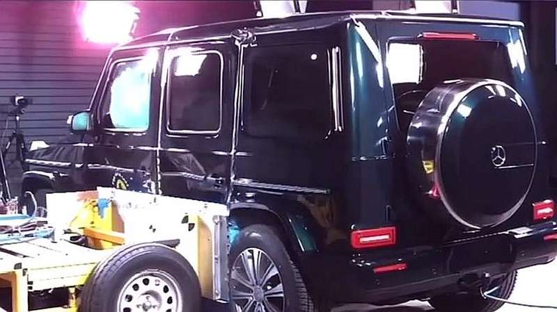 实拍奔驰大G的碰撞测试,看看这辆越野车安全性怎么样?