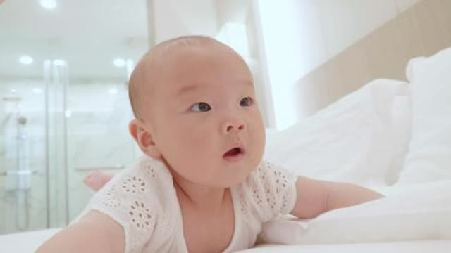 新生宝宝有点斗鸡眼是不是生病了?