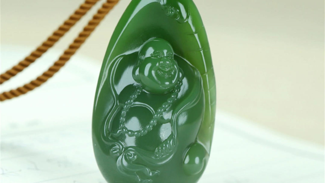小伙在一大摊碧玉原石中选中一块,花了1200元,成品超出想象