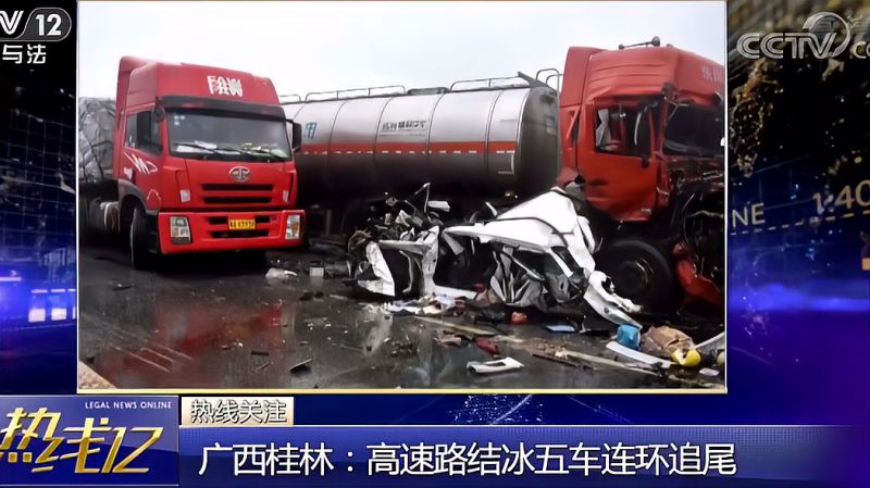 高速5车连追尾,轿车被油罐车和大货车挤成废铁,三人当场死亡