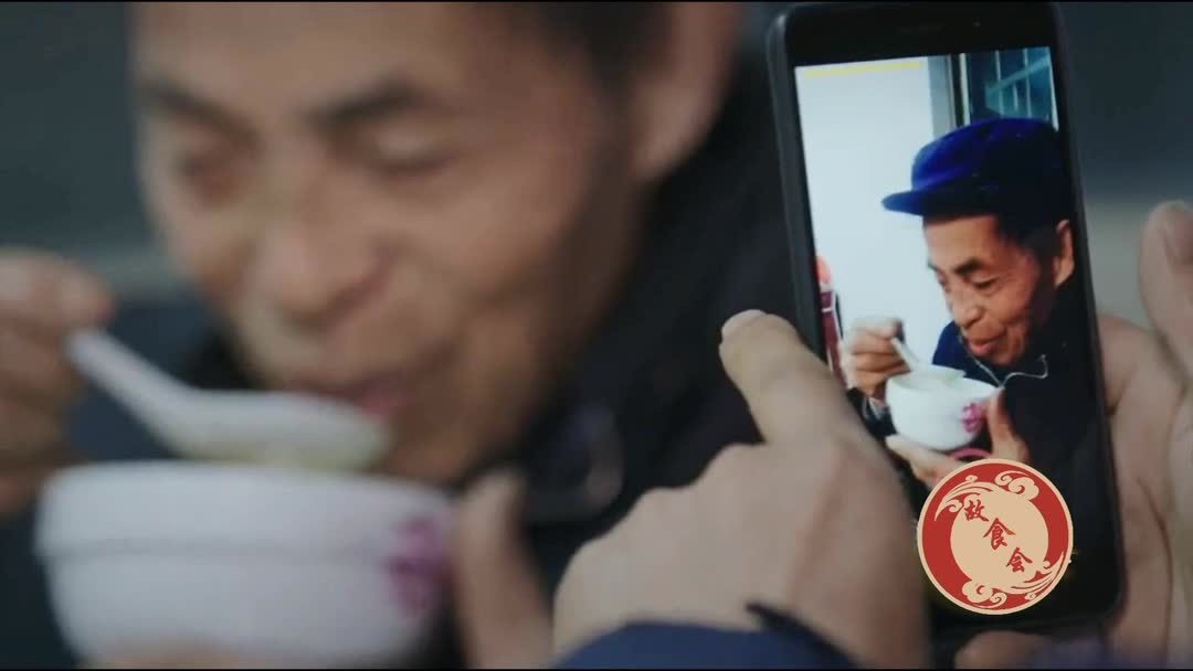 老翁用一生时光诠释什么是好蜜,把蜜蜂当孩子呵护,诚信是关键