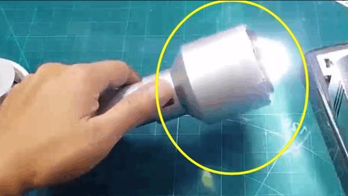 实拍国外小伙DIY一个手电筒,家里再停电时就能用上了
