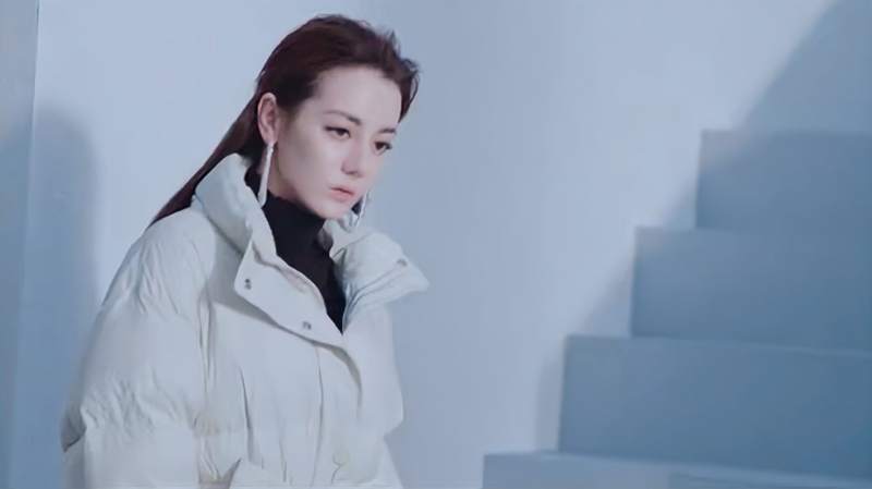 热巴穿婚纱时照镜子,却忘记给镜子中的身材PS,这才是她真实模样