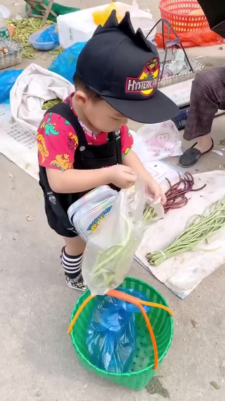 小管家又来买菜了这里的奶奶们最喜欢你来买菜了