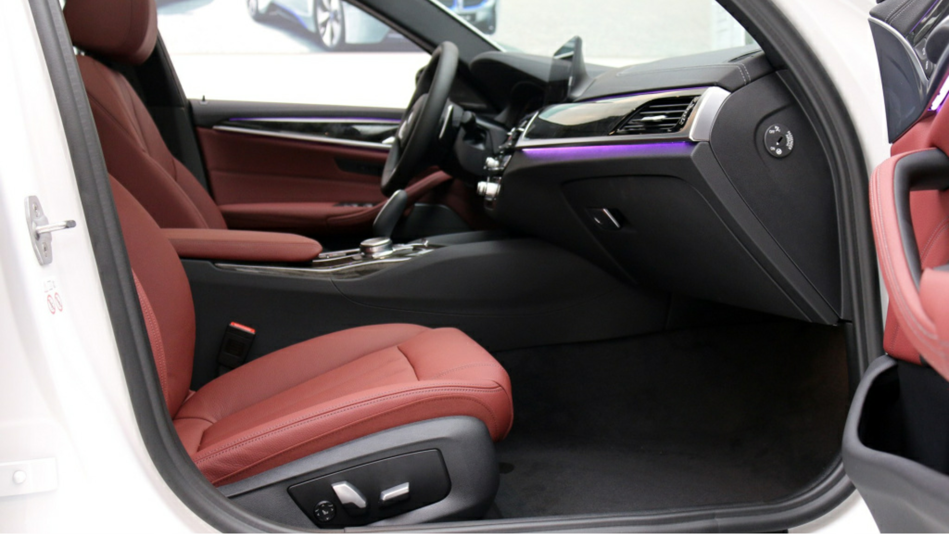 4月豪华轿车三强,第一款靠价格上涨百分之127.5,宝马5系排第三