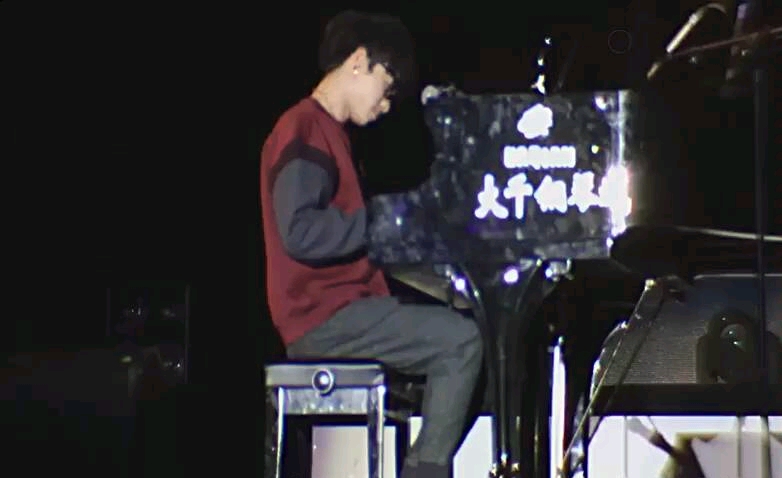 华晨宇 现场弹唱《失恋是首无字歌》(Live@快男全国巡演广州站)无词...