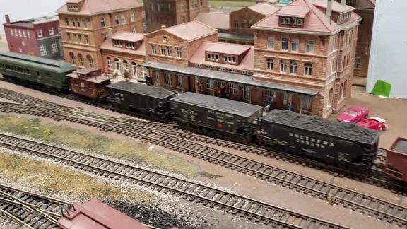 看着非常真实的铁路模型 每一辆火车都能开动 声音也非常像