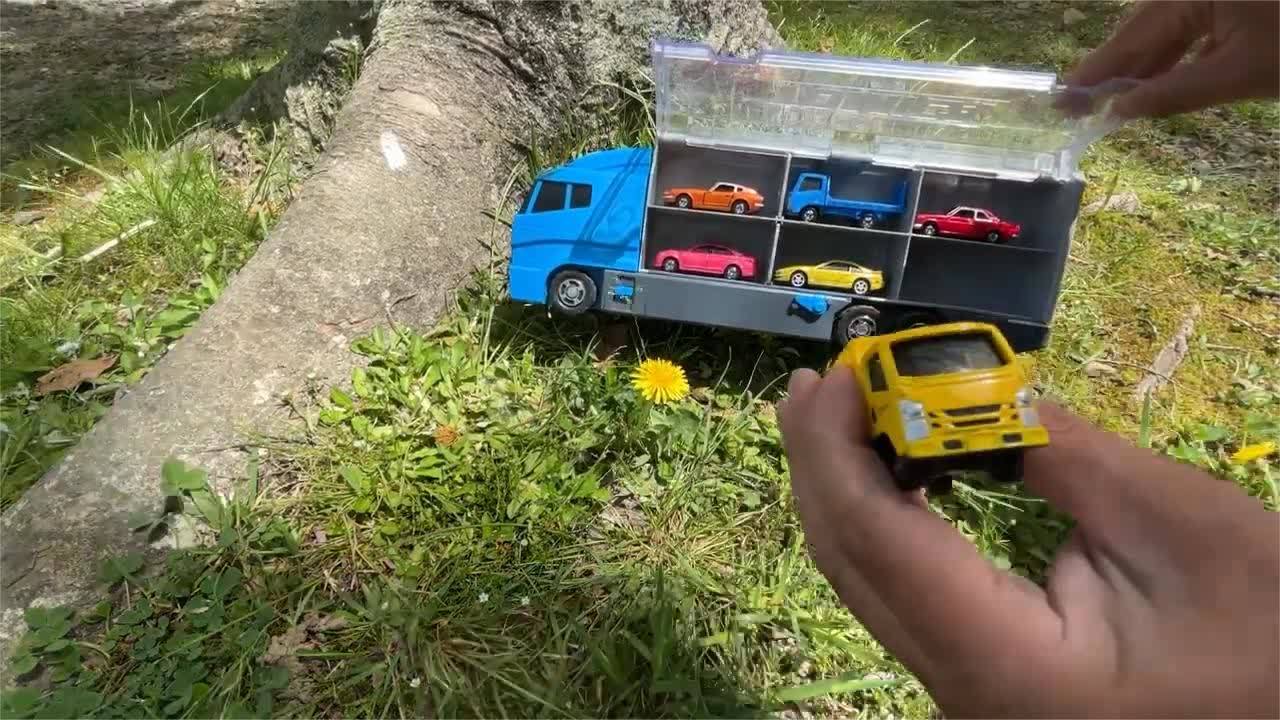 小男孩喜欢的赛车总动员玩具小汽车在公园滑梯上滑行比赛