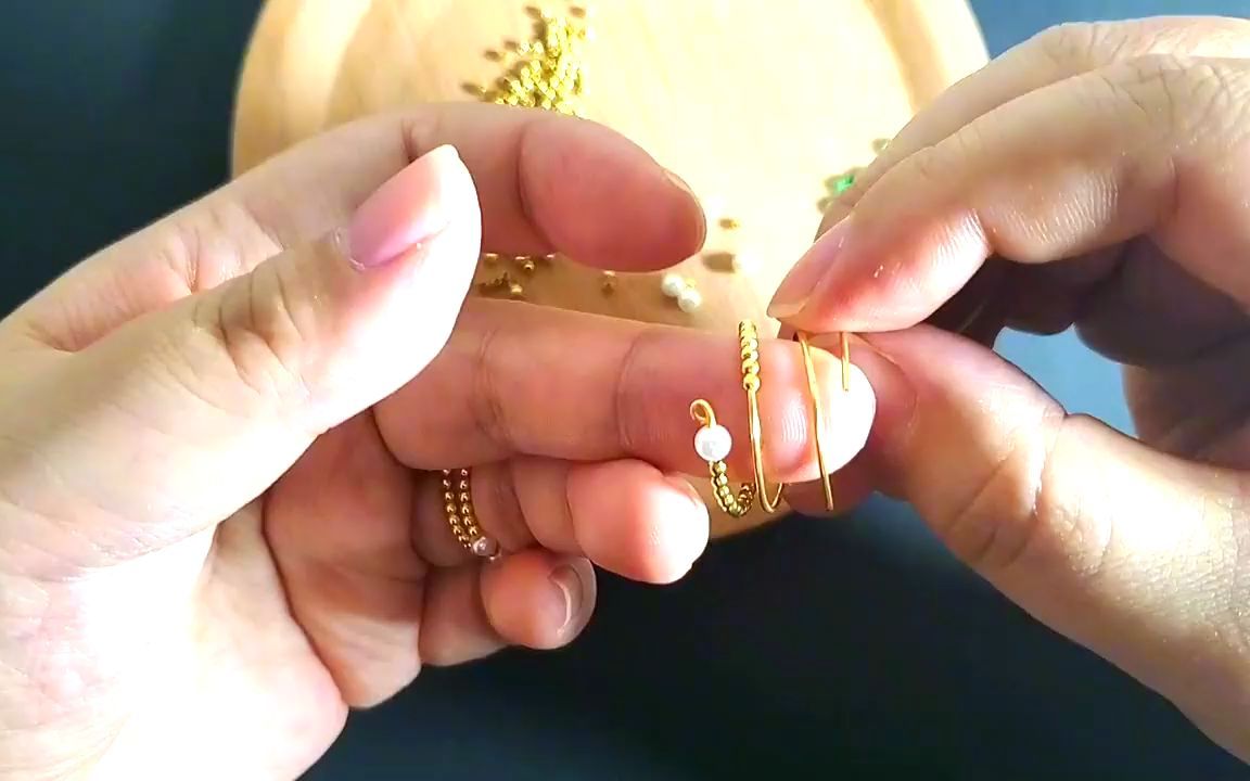 DIY手工制作:简单串珠就能完成的戒指,珍珠加水晶珠太好看了