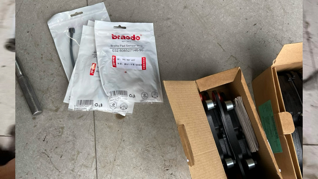 保时捷卡宴#带你懂车 更换原厂刹车片!和ABS传感器#保时捷 #专业的...