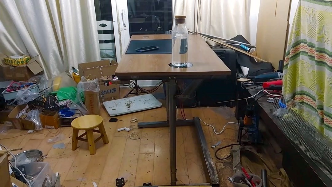 这不是最贵的升降桌,但一定是你见过最骚的办公桌