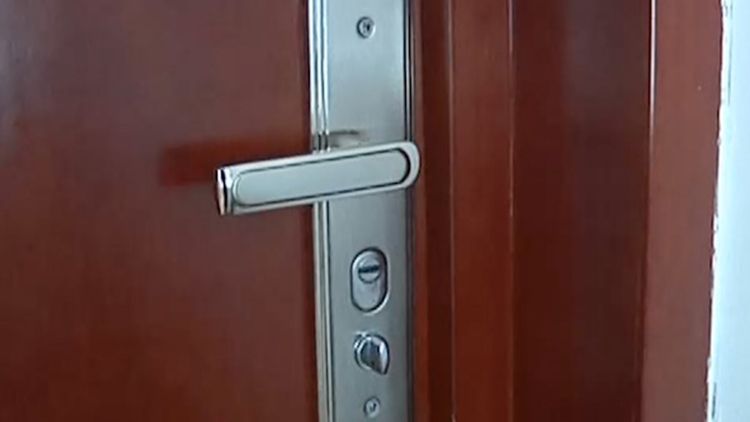 惊了!用矿泉水瓶1秒打开你家防盗门 警方:反锁房门是关键