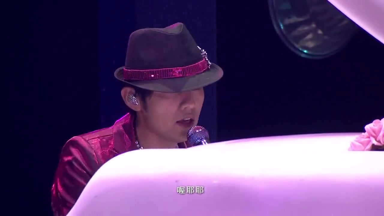 周杰伦蔡依林同框_真稀有 听听之前的歌 翻看他们的视频 回忆若隐若...