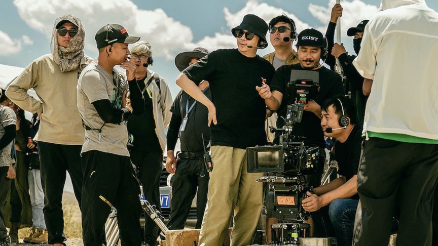 《万里归途》曝导演特辑,宏大题材下注重人物刻画