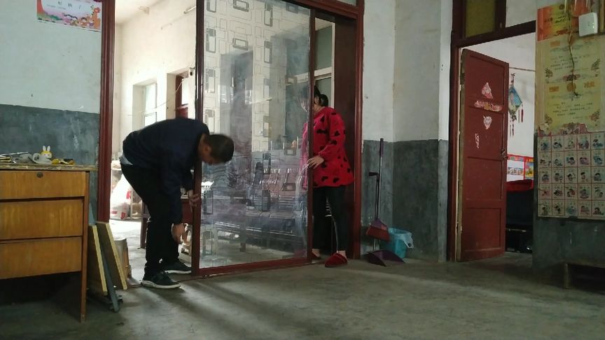 农村小伙将推拉门的轨道和轮子更换了,比之前推门更静心