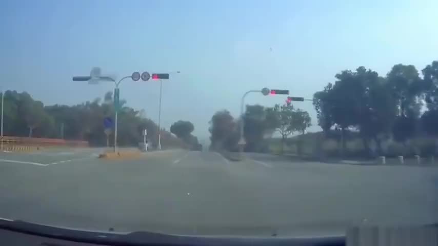 大货车路口撞车逃逸!女司机一路追赶,到红绿灯发生更可怕车祸