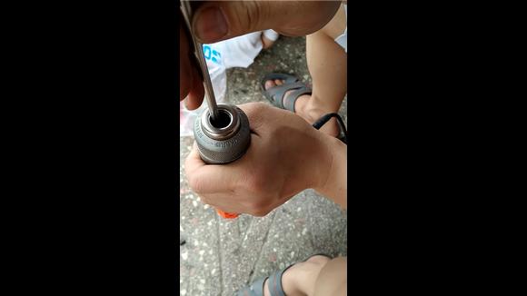 新的手电钻钻夹头怎么取下来