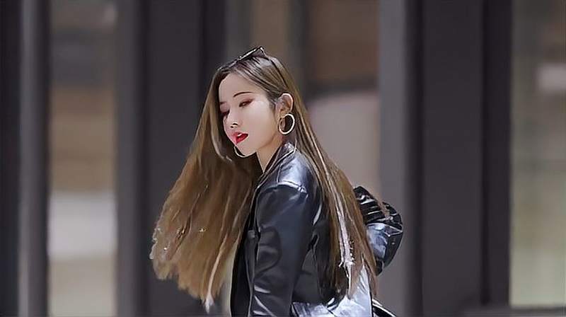 模特小姐姐模仿那英舞蹈动作,这身材,可比那英好多了!