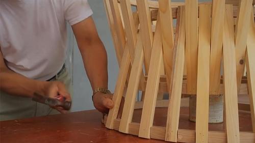 干了半辈子木工活,第一次见这样的技术,废木料轻松改造成栖木桌