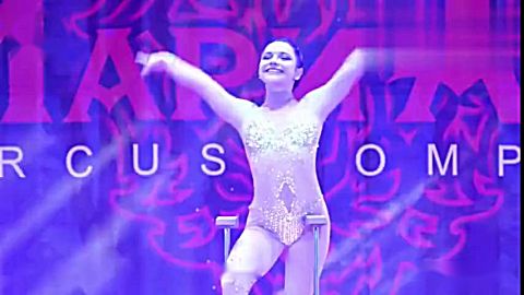 身体软到无法想象!外国姑娘的柔术杂技表演