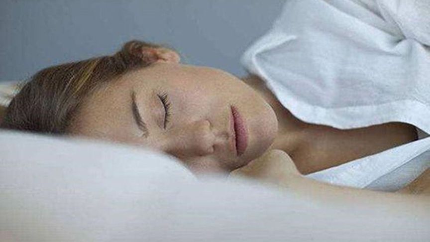 调查显示仅35%国人睡够8小时,专家建议晚上10点到11点睡觉