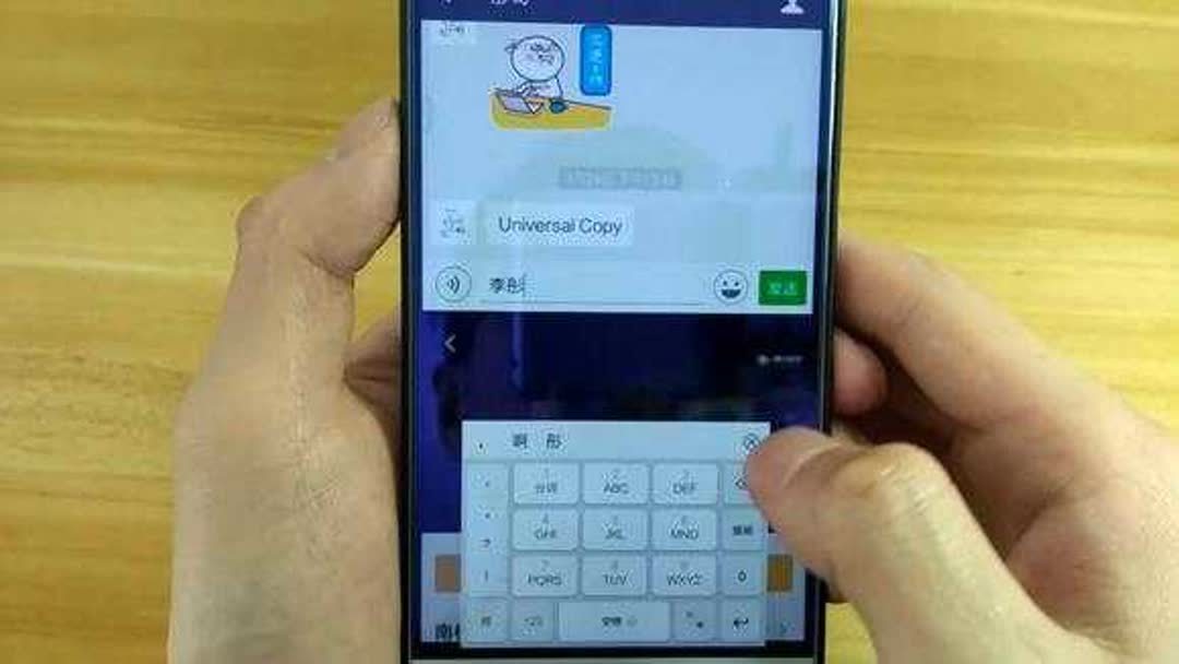 两步简单设置手机上就可以同时打开两个应用,边看电影边刷朋友圈