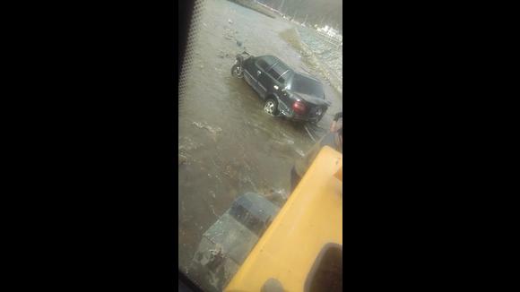 从山上滚下来的汽车,还好人没事!