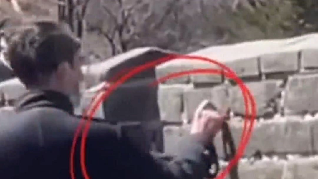 3名游客在八达岭长城墙体上刻字 官方:已会同警方调查取证