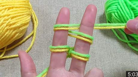 零碎毛线找出来,教你用手指绕出漂亮的双色玫瑰花,做法非常简单