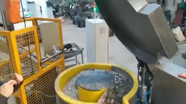 振动研磨流水线测试中#振动研磨机