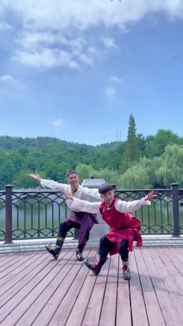 和孩子共同把经典的洗衣歌藏族舞编排完成用跳舞记录陪伴...