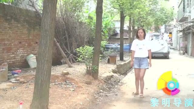 小伙街头乞讨,女孩好心施舍却被小伙要求分类,农村女孩这回受不了了