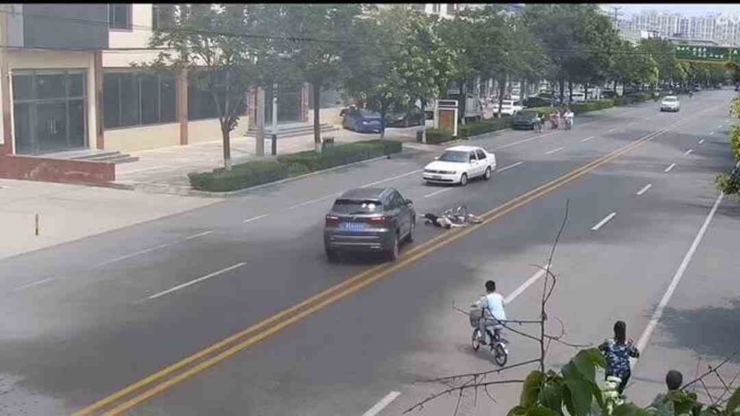 骑自行车被撞飞！交警提醒大家出行一定要注意交通安全！
