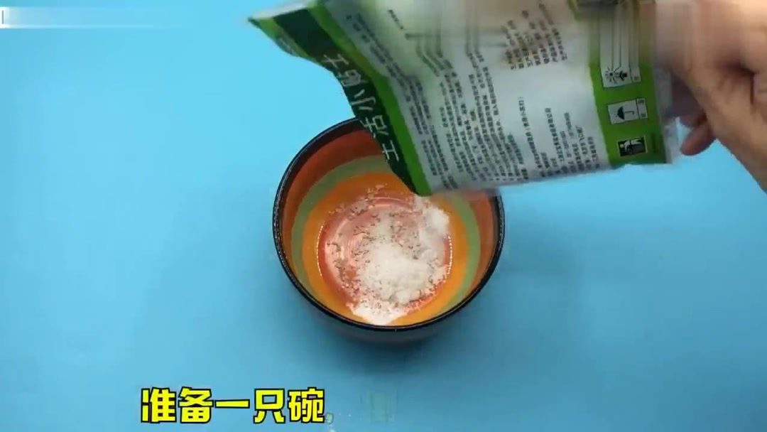 洗衣服不要只放洗衣液,多放一碗它,洗出来的衣服干净如新