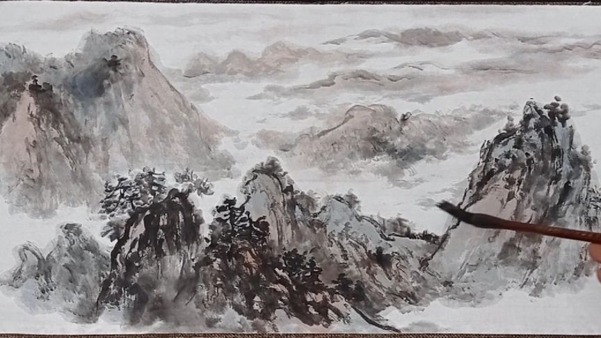 先用线勾形,再染淡墨可得山之造型,加上淡彩可得雅致的画面。