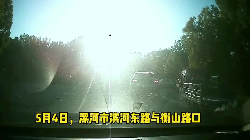 阳光影响视线,转弯与三轮车相撞。#安全出行 #交通事故